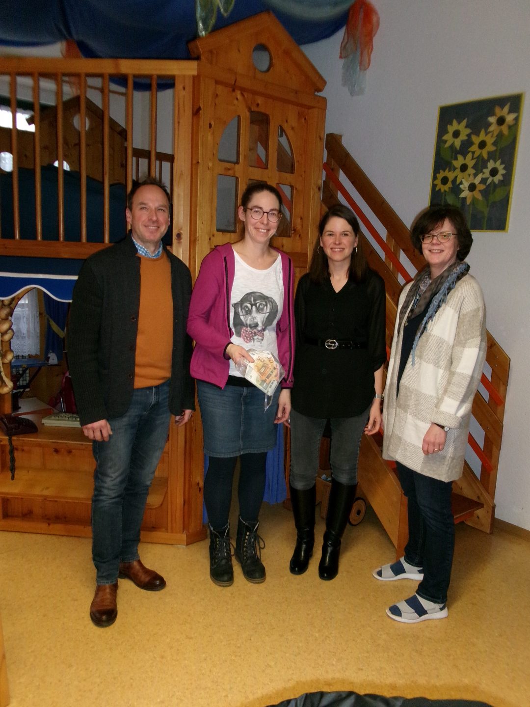 Übergabe des Geldgeschenkes an die Eltern des Kindergartens Maria ...